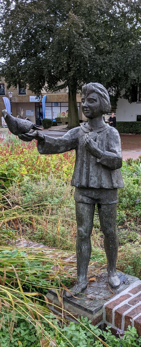 Kunst in Woerden - Kind met uitgestrekte hand